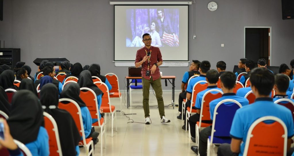Lelaki Ini Ajar Edit Gambar Guna Power Point, Hasilnya Sama Macam Guna ...