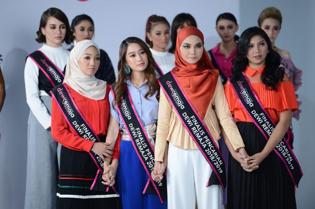 23 Selebriti Kelahiran Dewi Remaja, Siapa Paling Letop? - Remaja