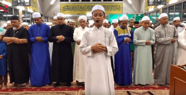 Baru Berusia 13 Tahun, Faris Farhan Dah Jadi Imam Solat Tarawih Di Masjid