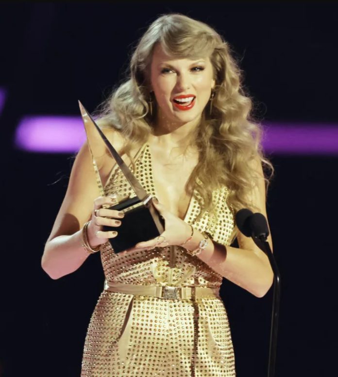 'Jumpsuit' Keemasan Taylor Swift Di AMAs 2022 Ada Makna Mendalam ...
