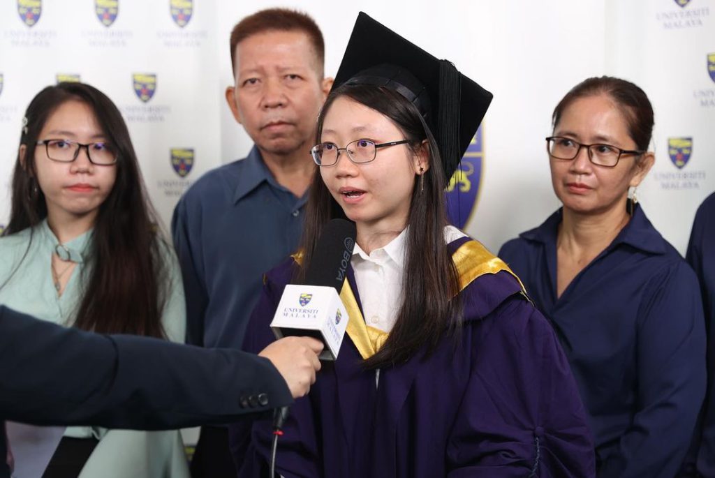 Dua Graduan Berbeza Bangsa Kongsi Satu Pentas Terima Anugerah Pelajaran ...