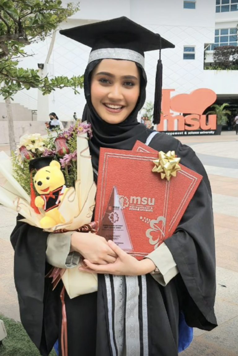 Beauty With Brain! Arni & Awie Saksikan Puteri Sulung Terima Diploma ...