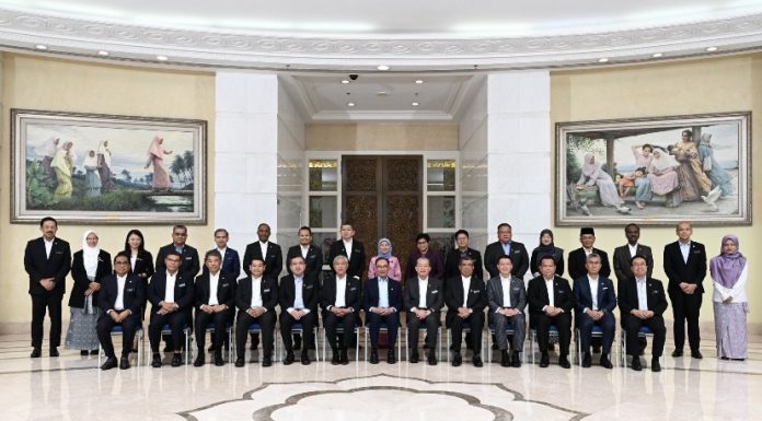 'Dresscode' Anwar Ibrahim Jadi Tumpuan, Pemuda Twitter 'Kupas ...