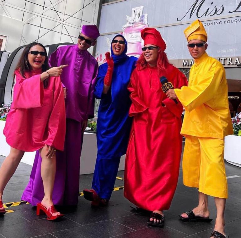 'Fashion Show' Baju Raya Tengah Jalan, Netizen Siap Sindir Rosakkan ...