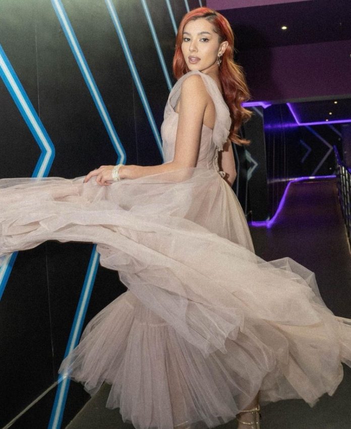 Bijak, Cantik & Berkarakter! Pakej Lengkap Amelia Henderson Sesuai ...