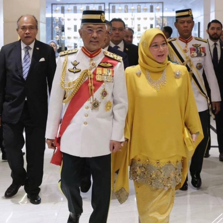Antara Tercantik, Pakaian Permaisuri Agong Jadi Perhatian Dunia Di ...