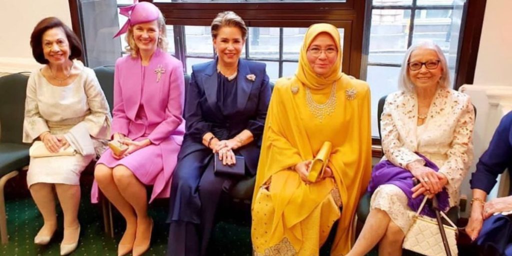 Antara Tercantik, Pakaian Permaisuri Agong Jadi Perhatian Dunia Di ...