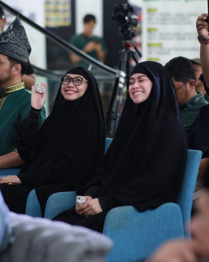 "No Wonder Ramai Yang Menyayangi Fazura..." -Heliza Helmi & Hazwani ...