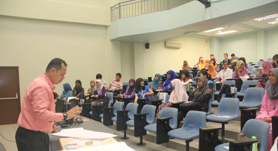 Inkues Zara Qairina: Ketua Warden Menitis Air Mata, Nafi Sekolah ...