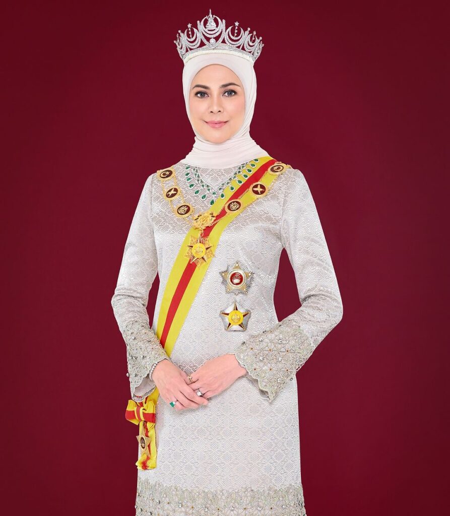 Permaisuri Selangor Tampil Berimej Hijab Dalam Potret Rasmi Terkini